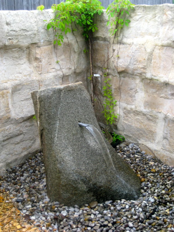 Quellstein aus Granitfindling