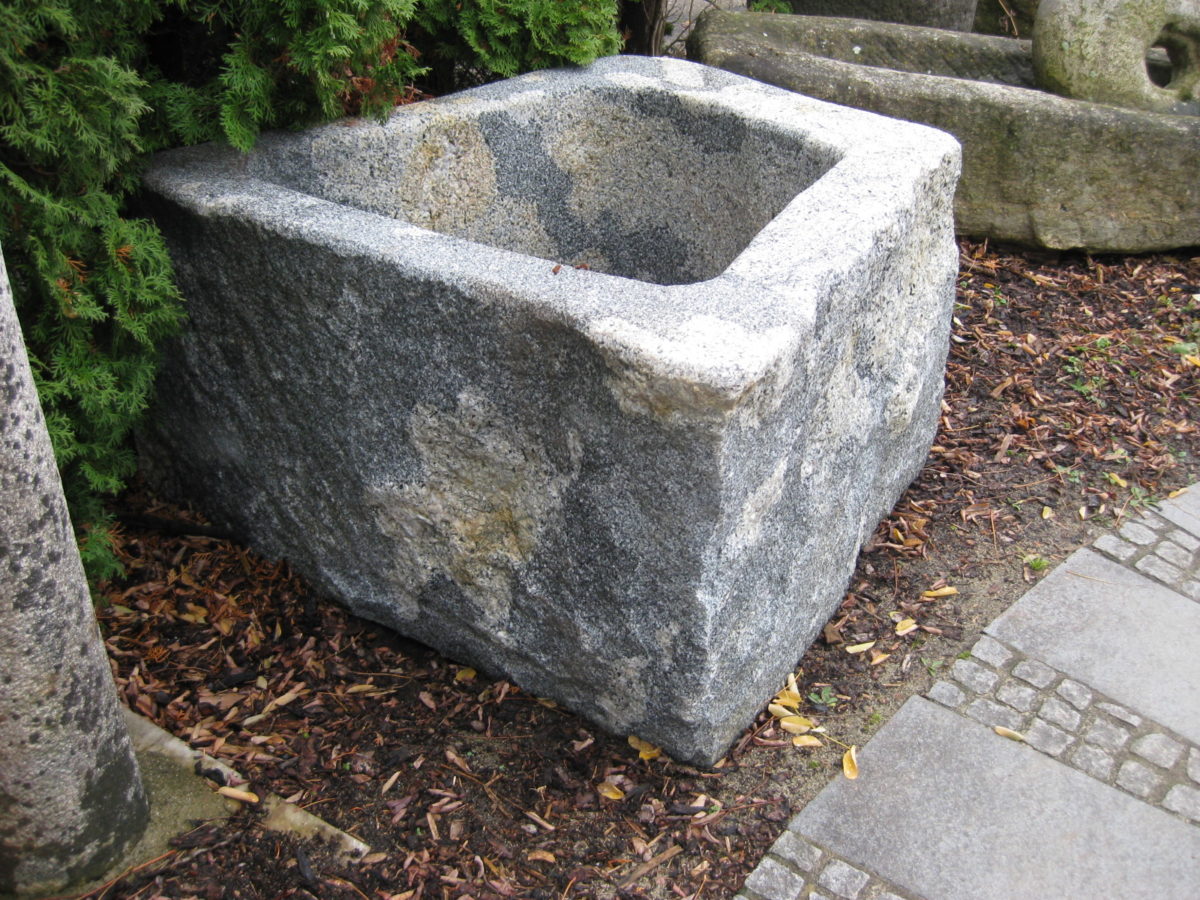 Schöner Steinbrunnen aus einheimischem Findling - Brunnencenter Allgäu ...